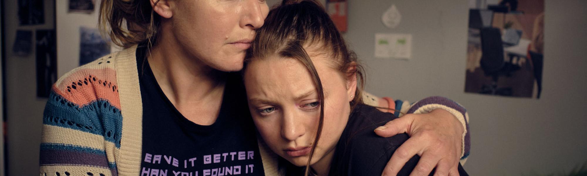 FIRST LOOK AT KATE WINSLET AND MIA THREAPLETON IN CHANNEL 4 DRAMA I AM ...