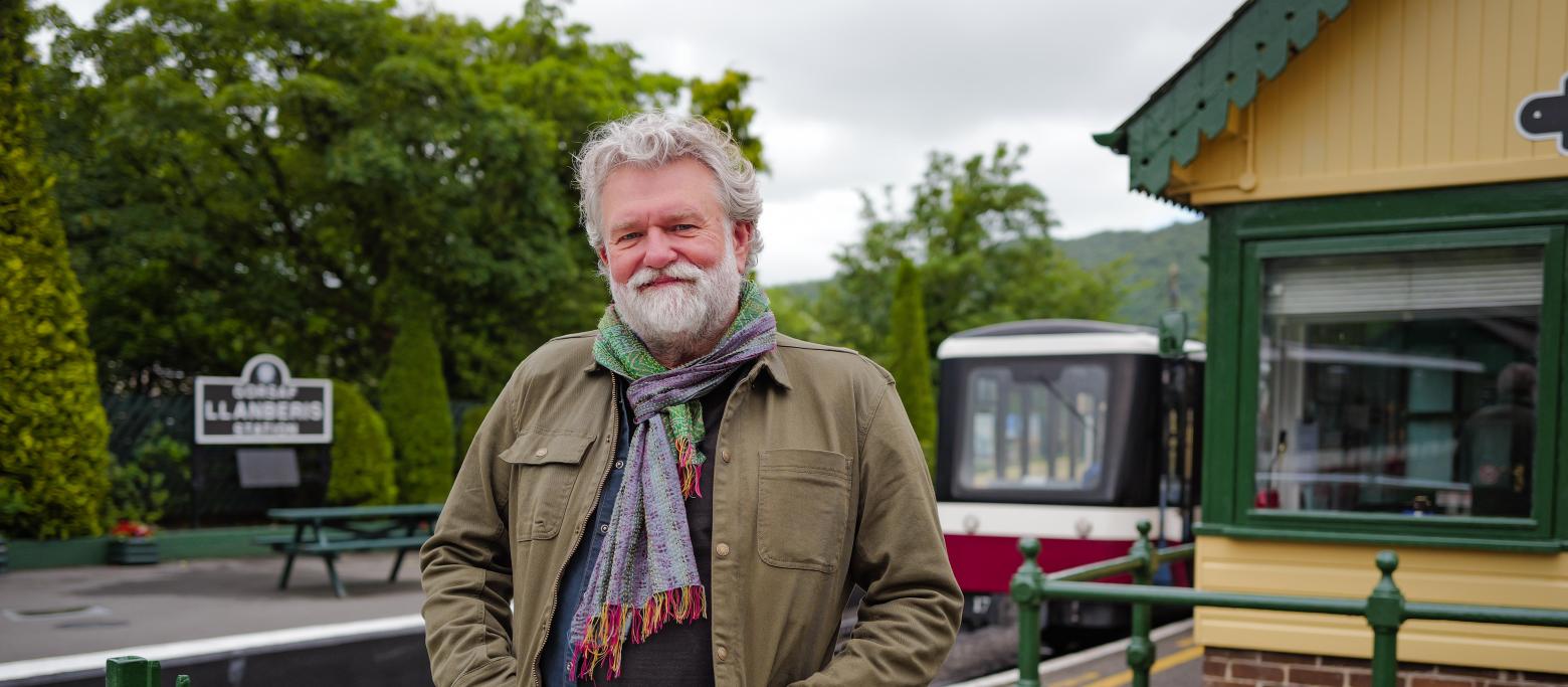 Si King tracks the UK to unveil the best of rail stations for More4 ...
